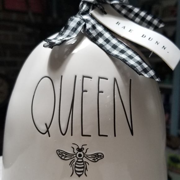 Rae Dunn | Accents | Rae Dunn Queen Bee Birdhouse Beehive Bird House ...